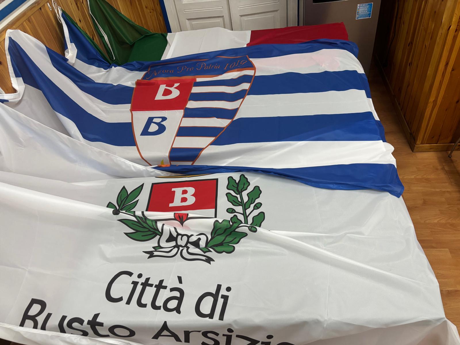 Le nuove bandiere con i nostri colori sono un regalo del Pro Patria ...